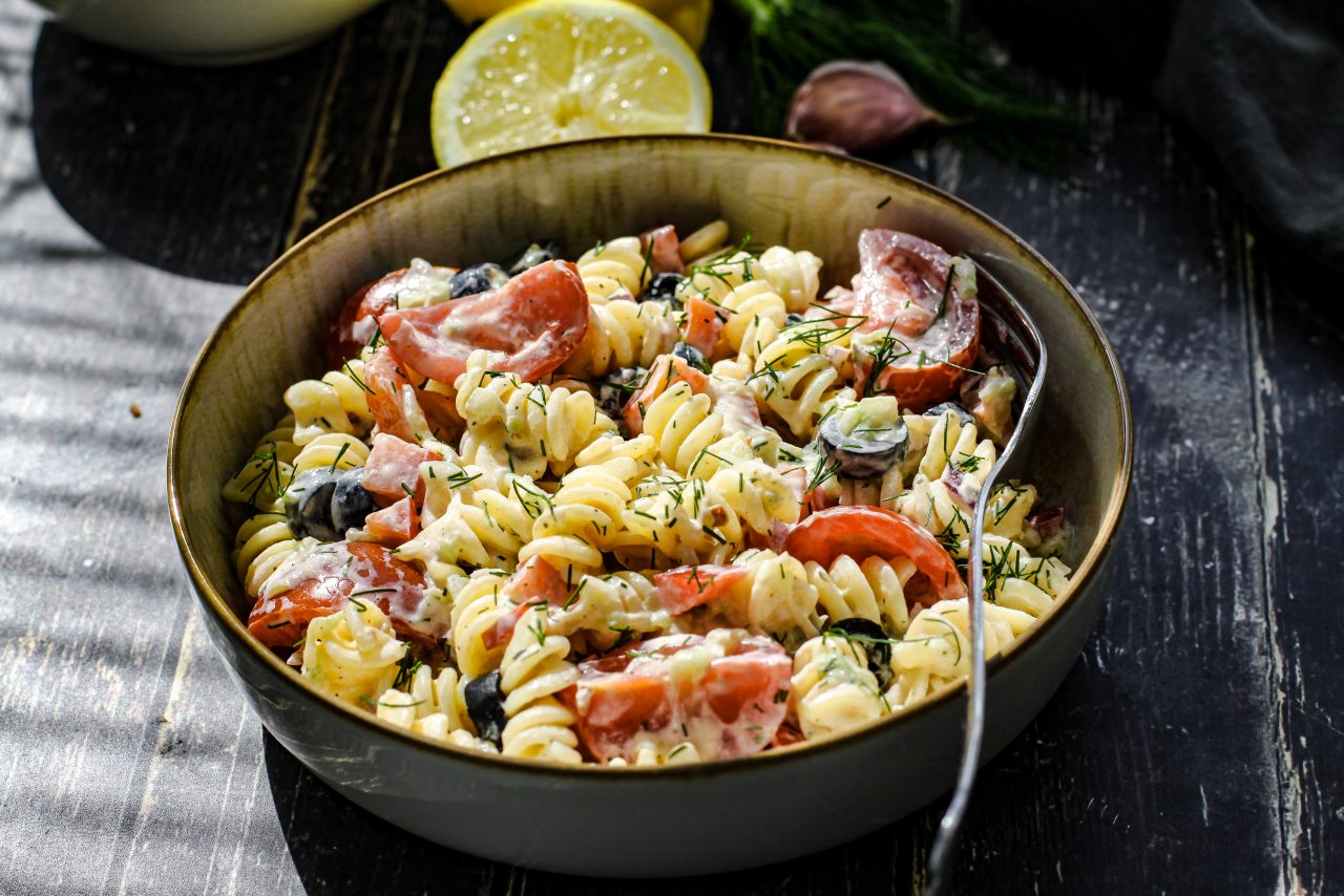 Tzatziki Nudelsalat - der Salat für alle Tzatzikiliebhaber