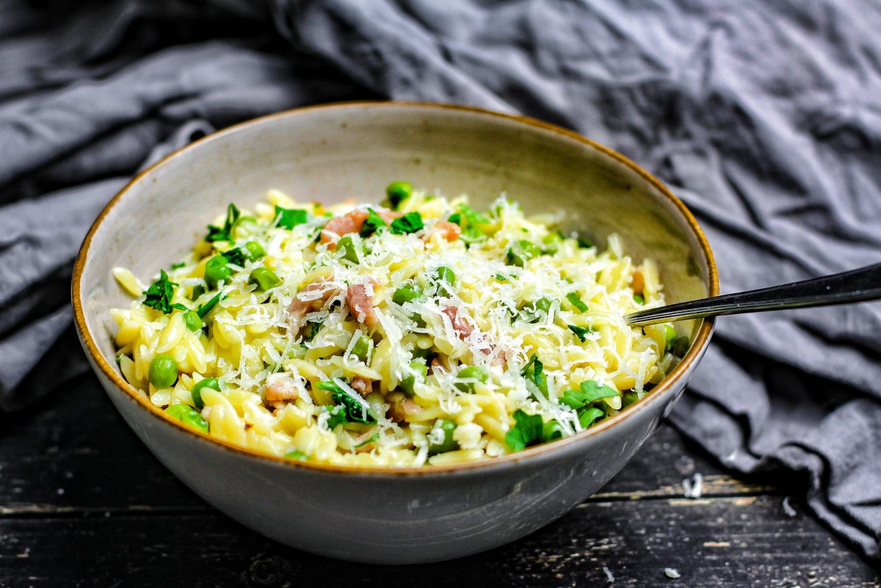 Orzo Risotto mit Speck und Erbsen